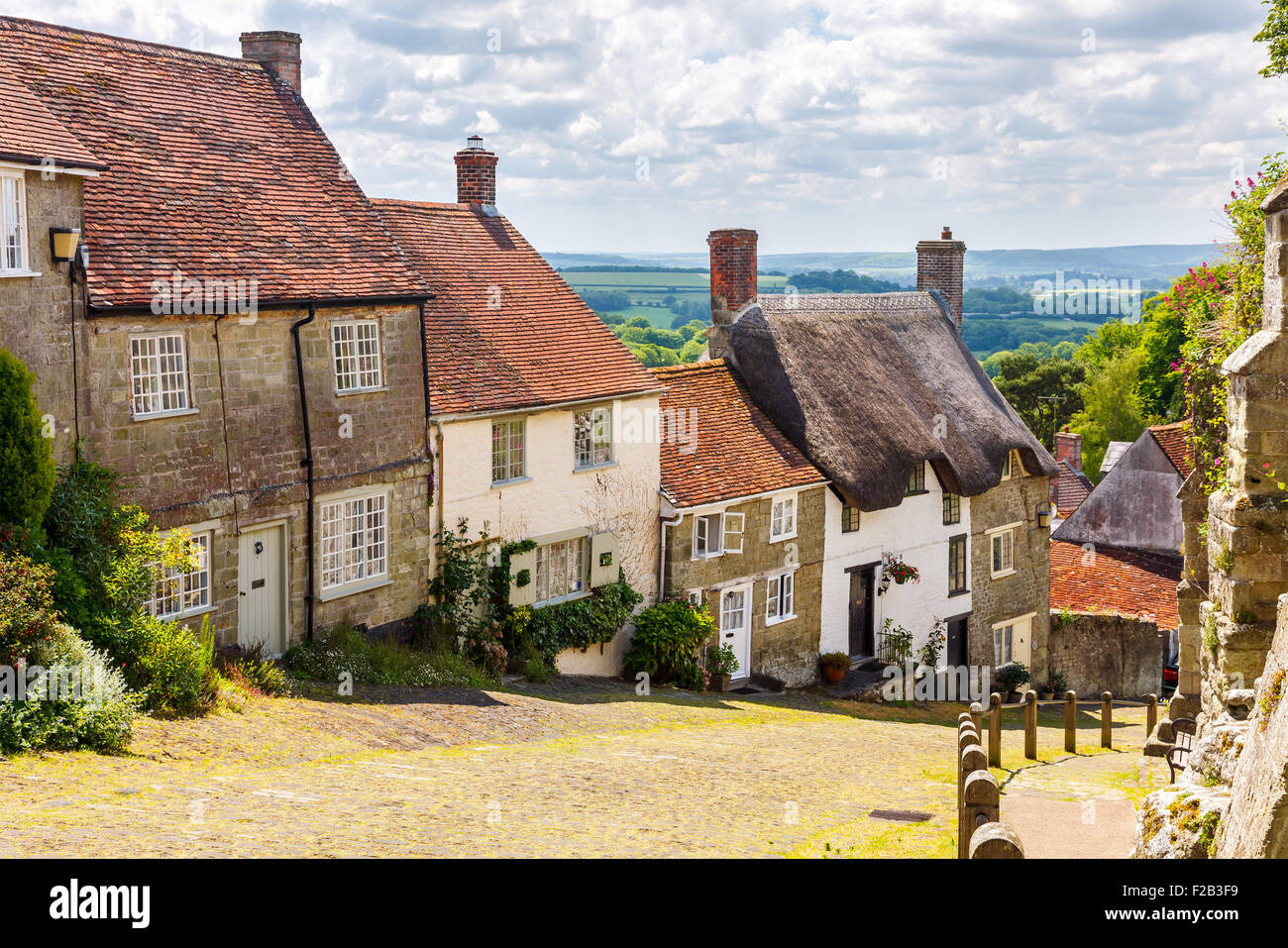 Famous view of Picturesque cottages on cobbled street at Gold Hill ...