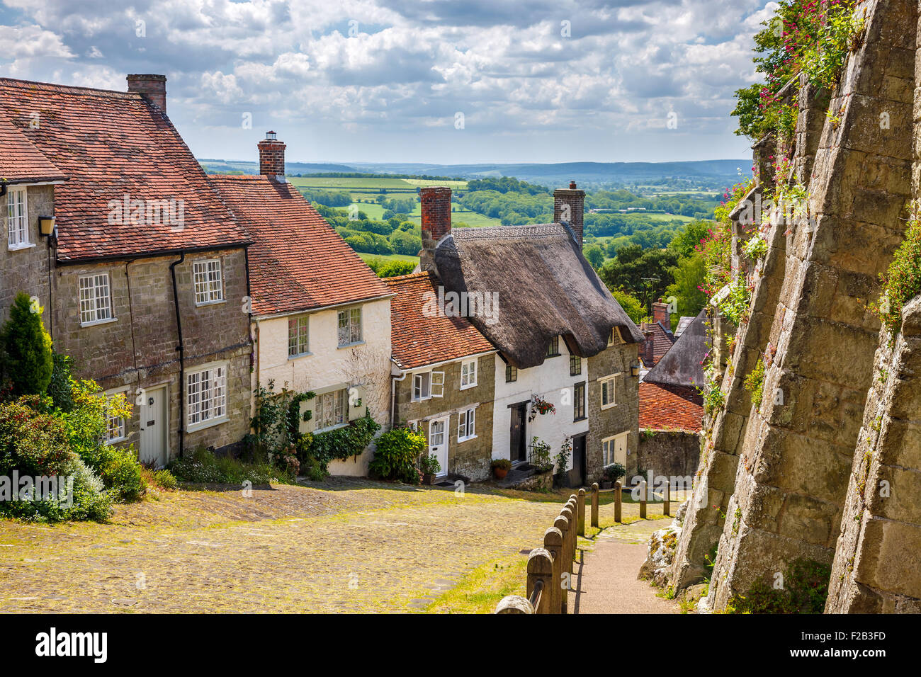 Famous view of Picturesque cottages on cobbled street at Gold Hill ...