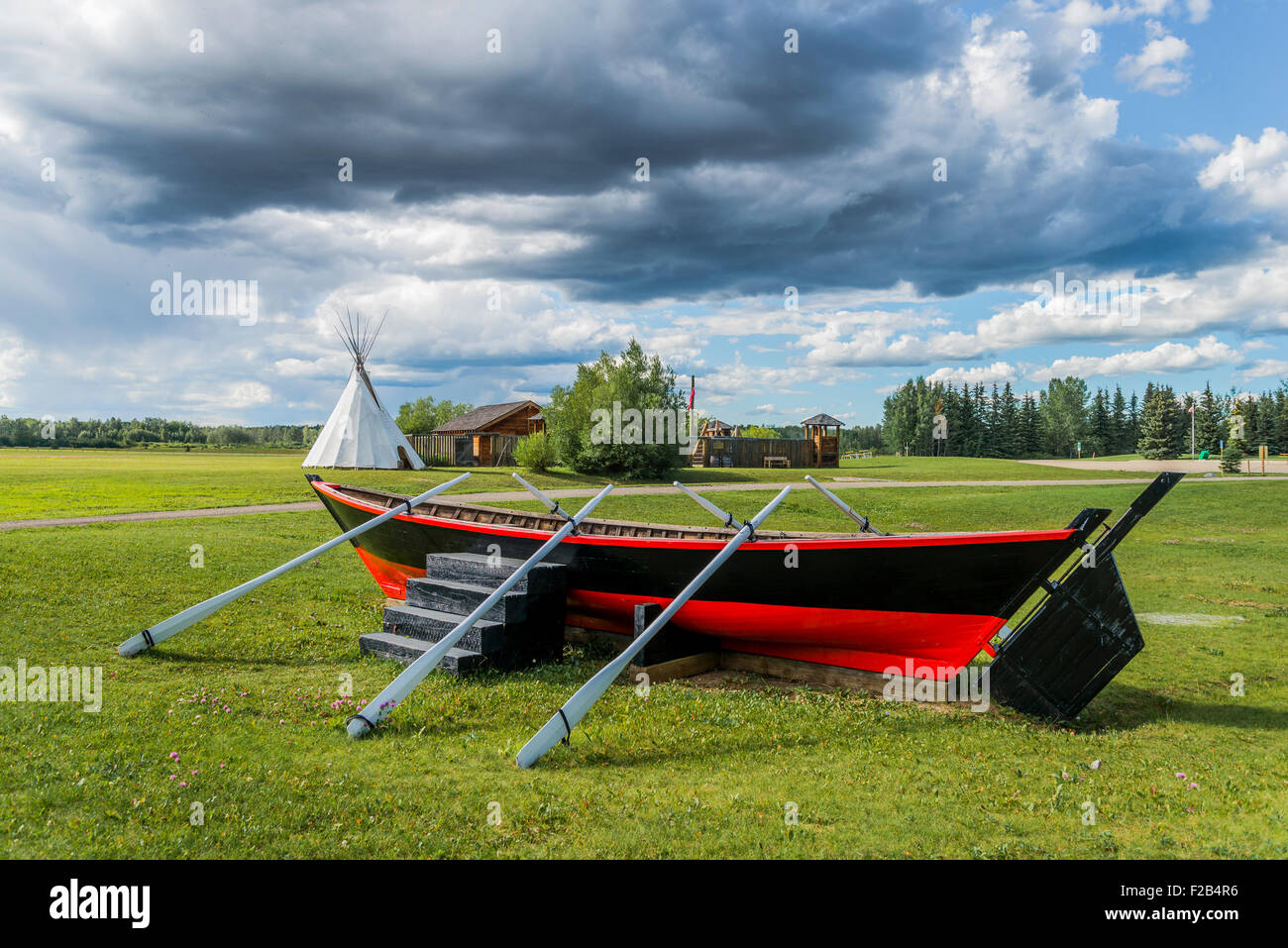 Voyageur canoe alberta canada tipi tipis voyageur canoe hi-res stock ...