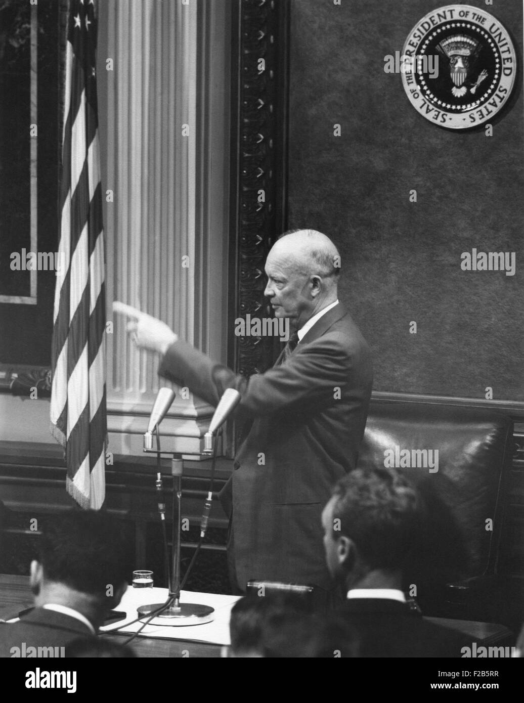 Reporter 1950s hi-res stock photography and images - Alamy