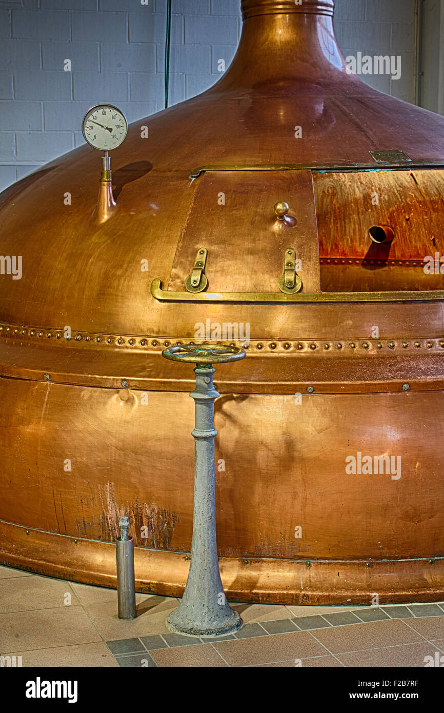 Copper beer brewing tanks hi-res stock photography and images - Alamy