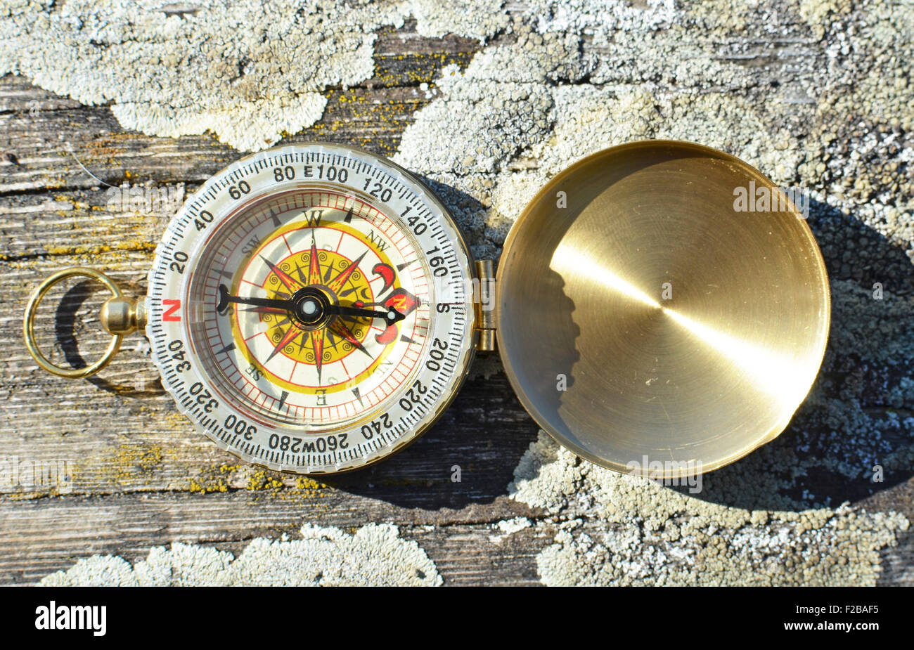 Vintage compass on the wood Stock Photo - Alamy
