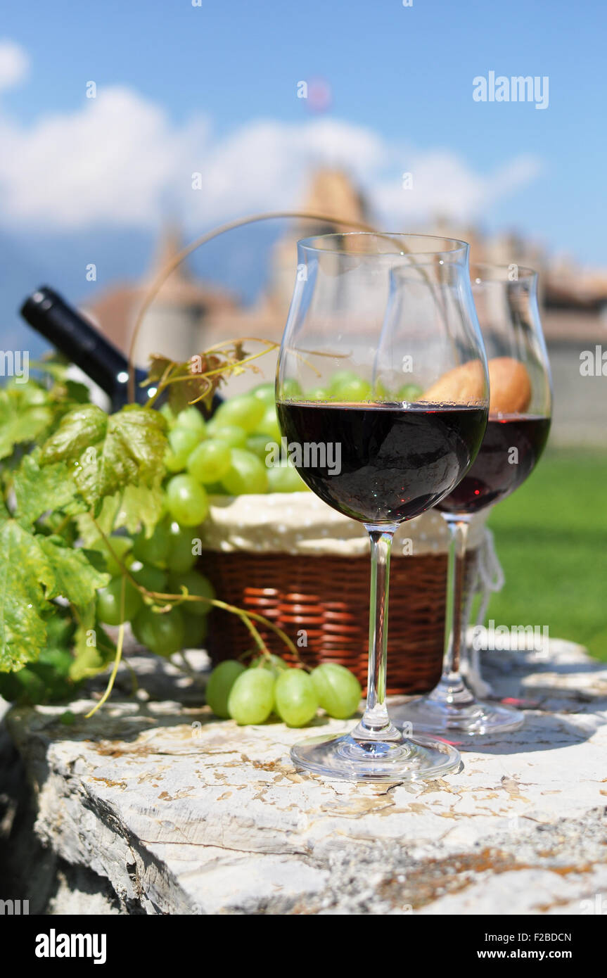 Wine and grapes Stock Photo - Alamy