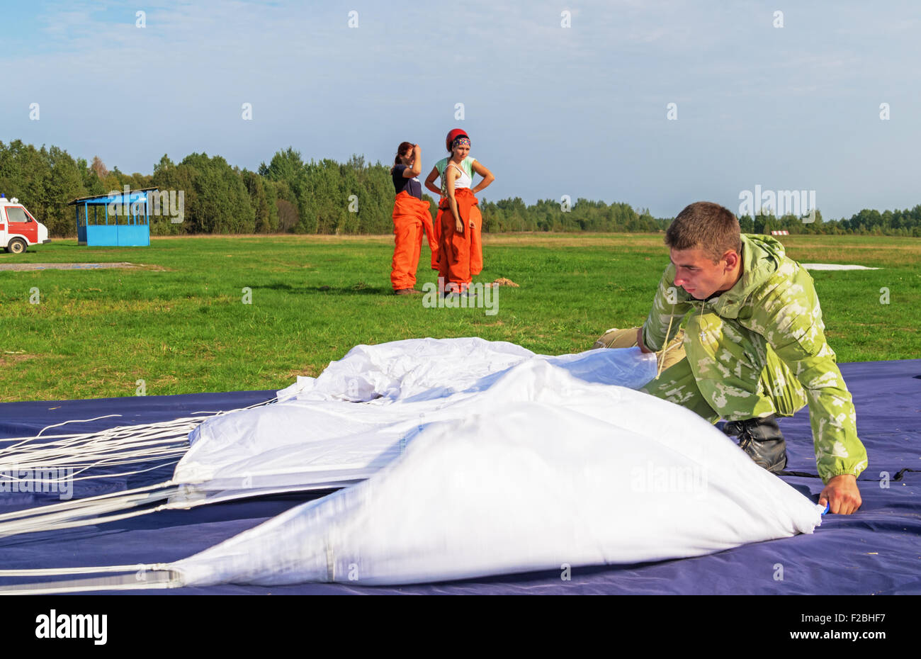 Parachutists - 2014. Packing of parachutes Stock Photo - Alamy