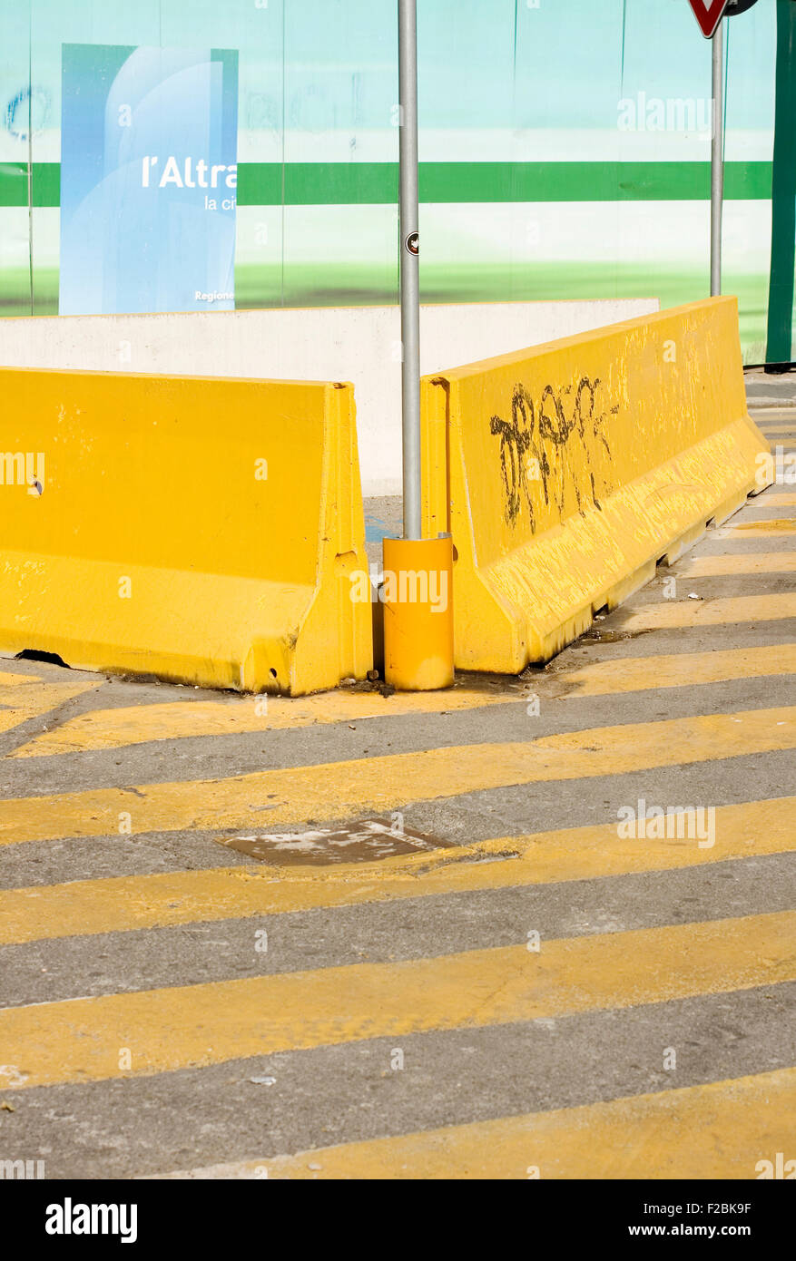 Yellow Pedestrian Crossing High Resolution Stock Photography and Images ...