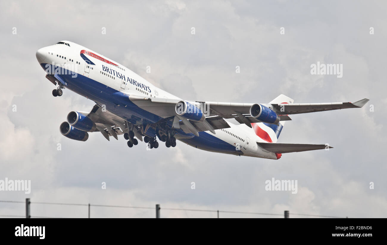 British Airways Boeing 747 Jumbo Jet G-BYGB taking off from London ...