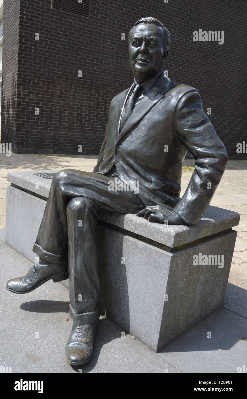 Harold Wilson Statue in Huyton, Liverpool Stock Photo - Alamy