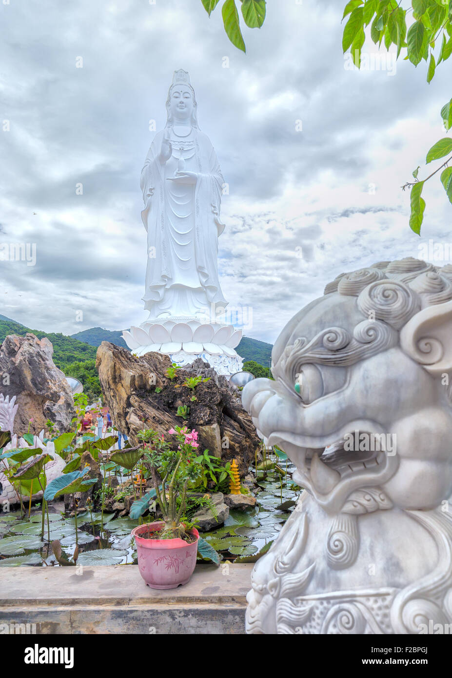 Chinese white porcelain buddha hi-res stock photography and images - Alamy