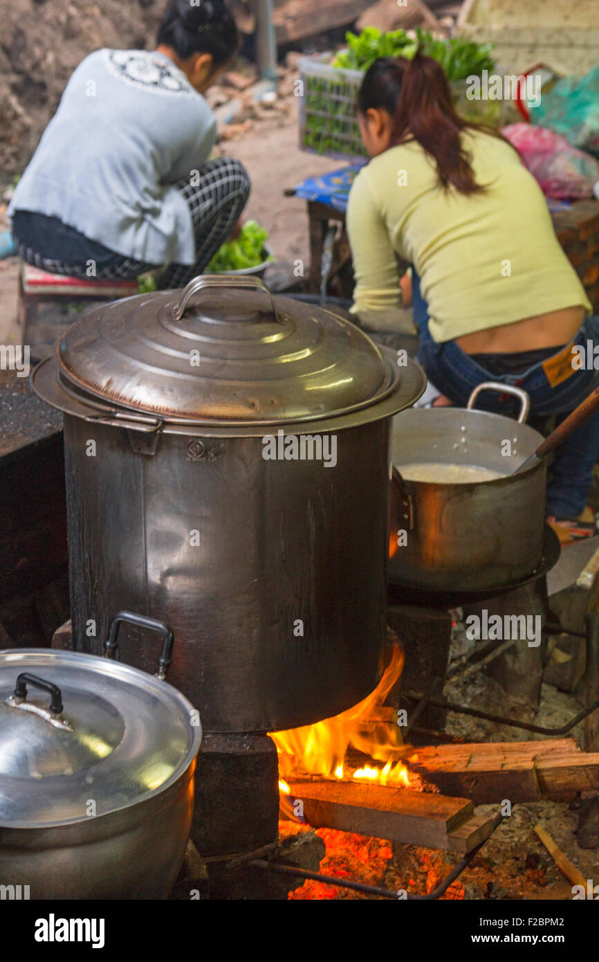 Fire cooking wood hi-res stock photography and images - Alamy
