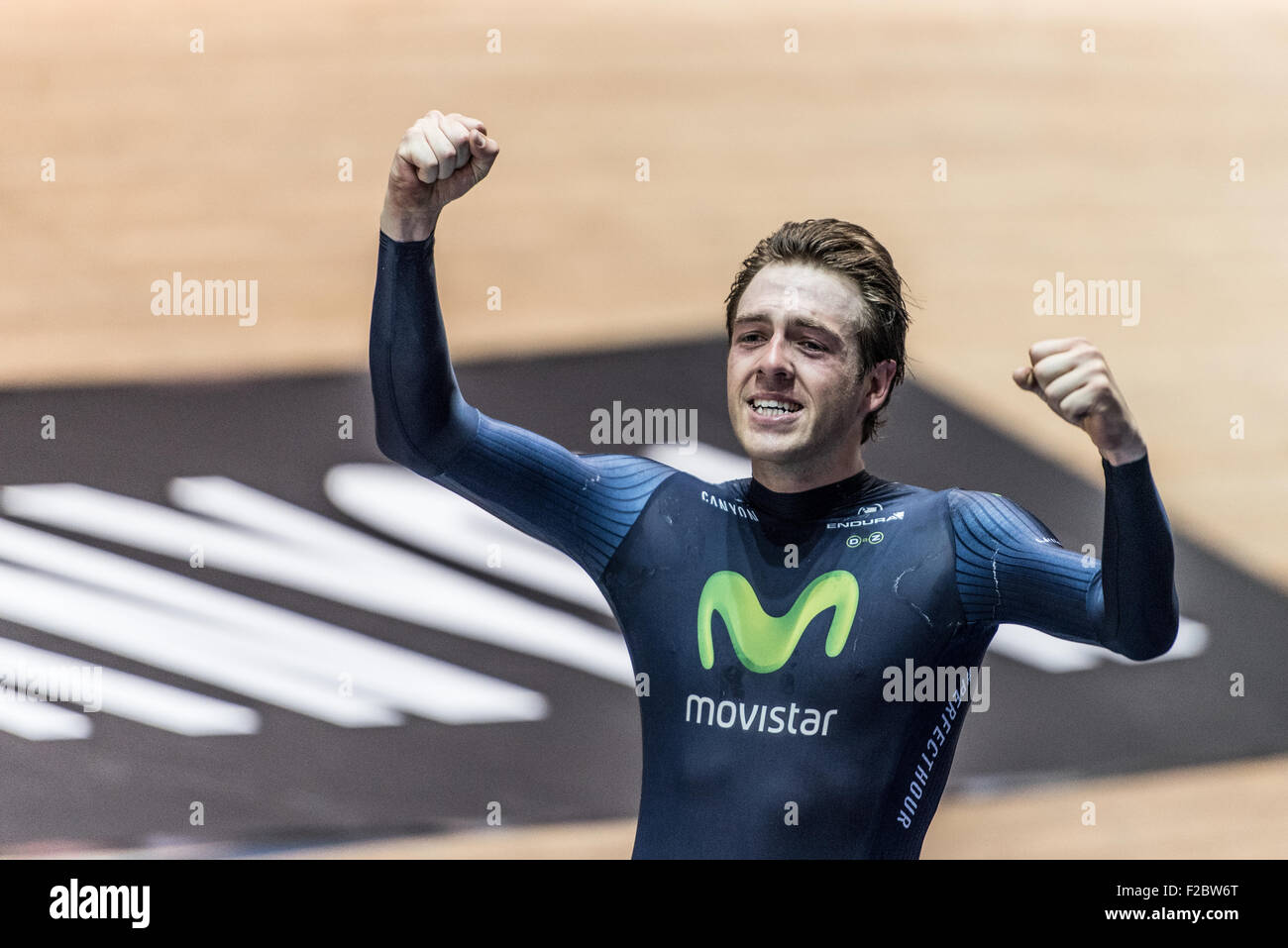 Alex Dowsett - Breaks the UCI Hour Record at Manchester Velodrome with ...