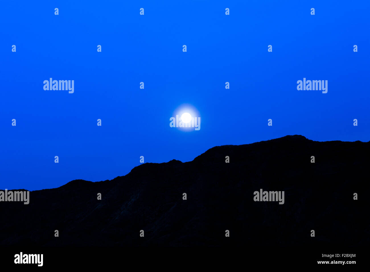 Honolulu, Hawaii. 28th Aug, 2015. Full moon over the silhouette of ...