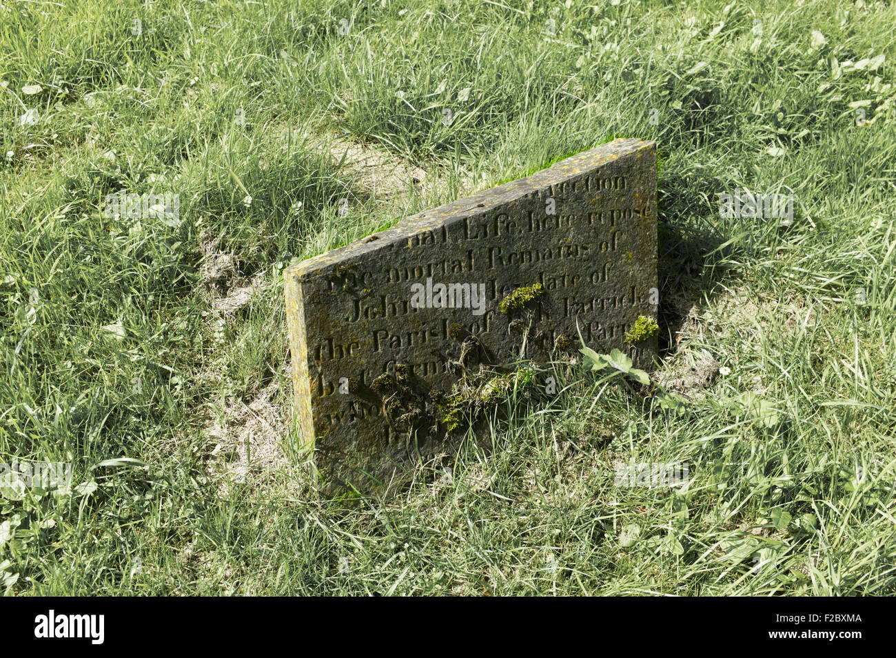 Broken gravestone hi-res stock photography and images - Alamy