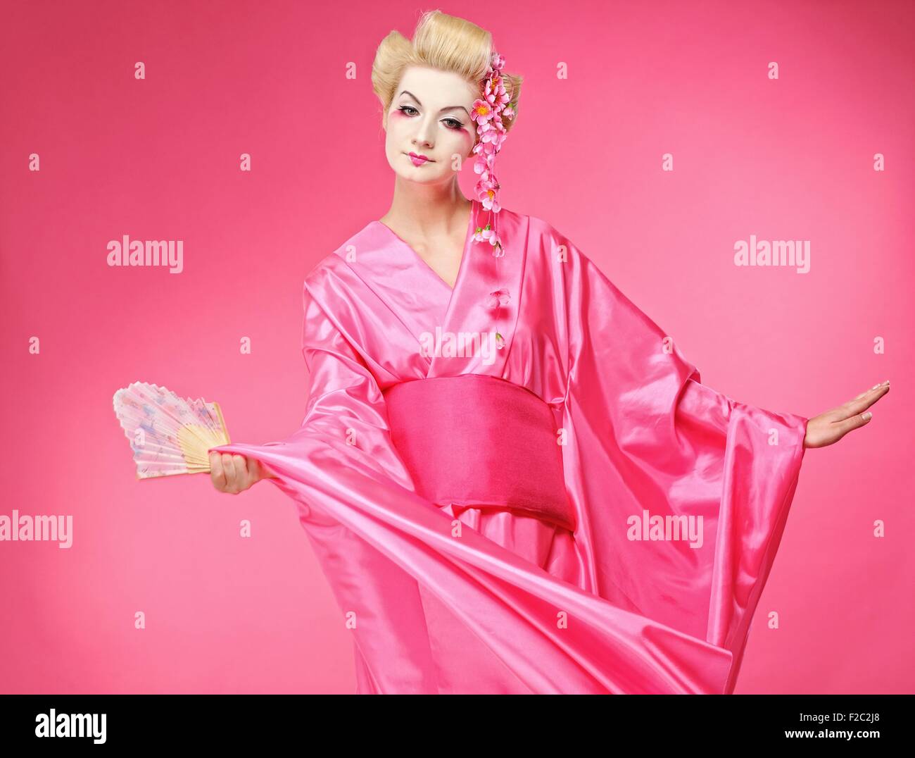 Geisha dance fan hi-res stock photography and images - Alamy