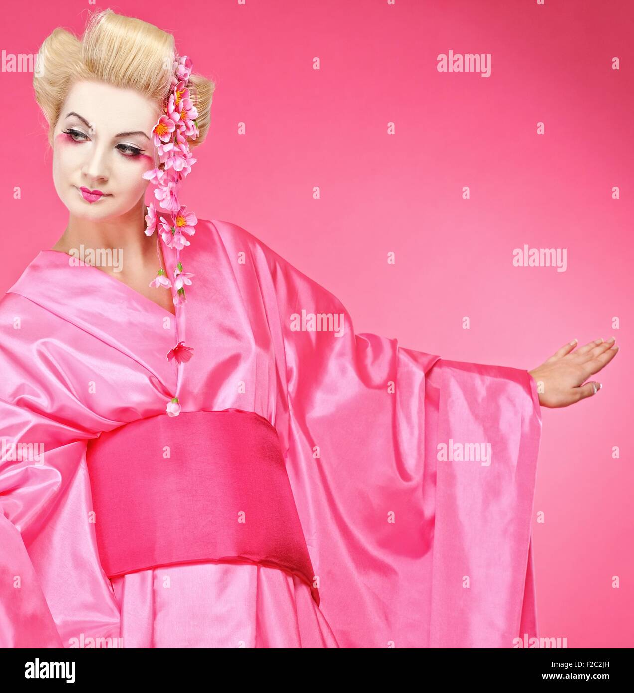 Beautiful dancing geisha Stock Photo - Alamy