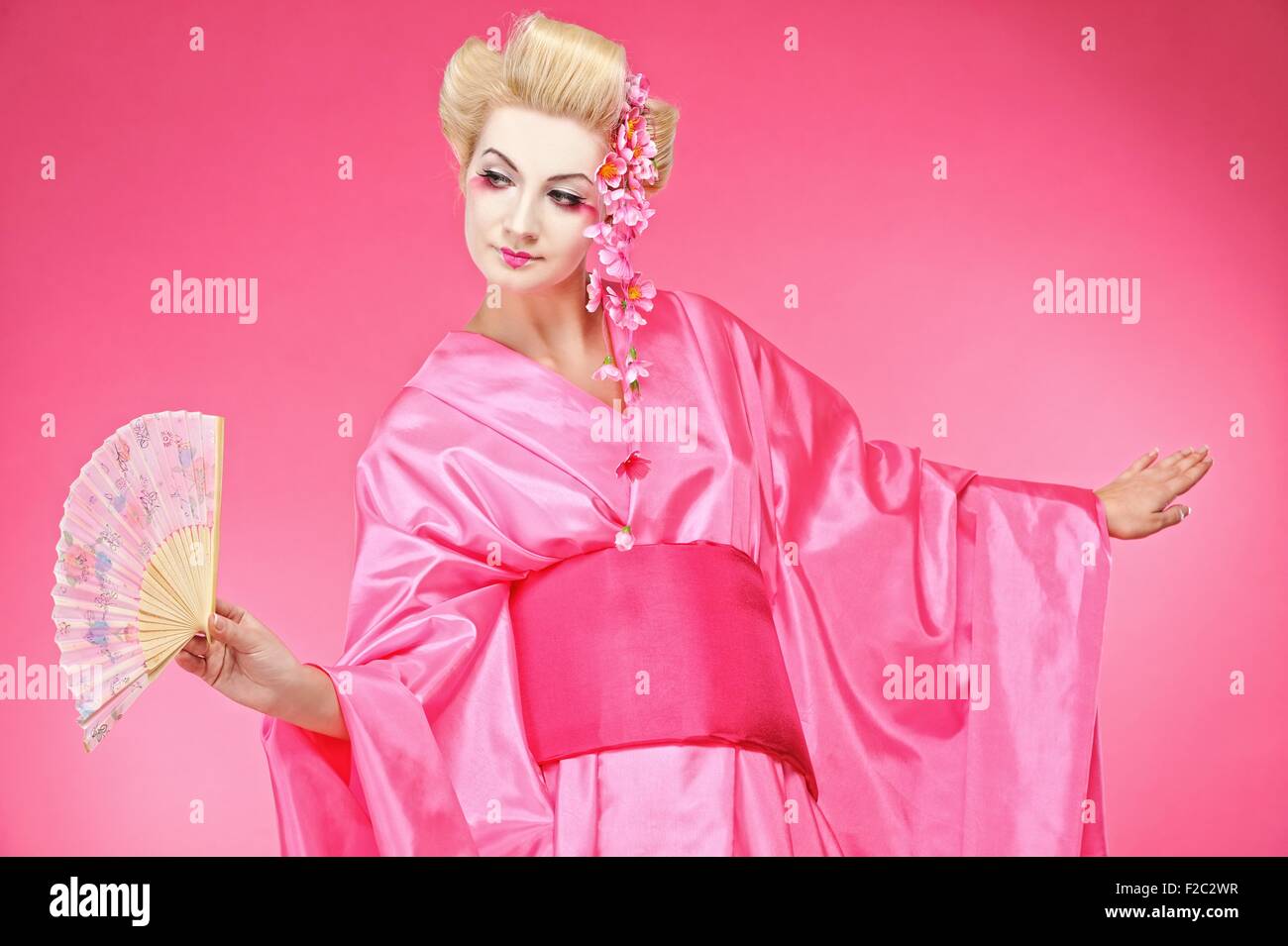 Geisha dance fan hi-res stock photography and images - Alamy