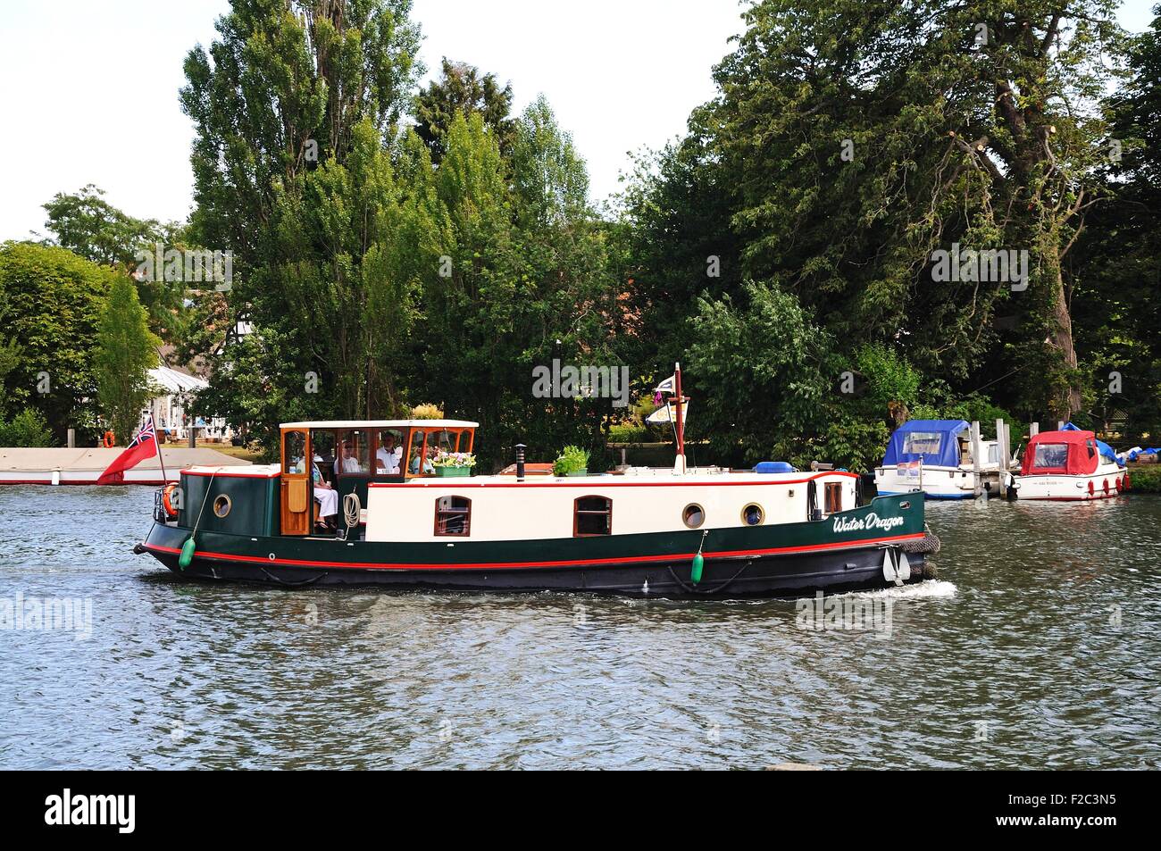 Houseboat oxfordshire thames river hi-res stock photography and images ...