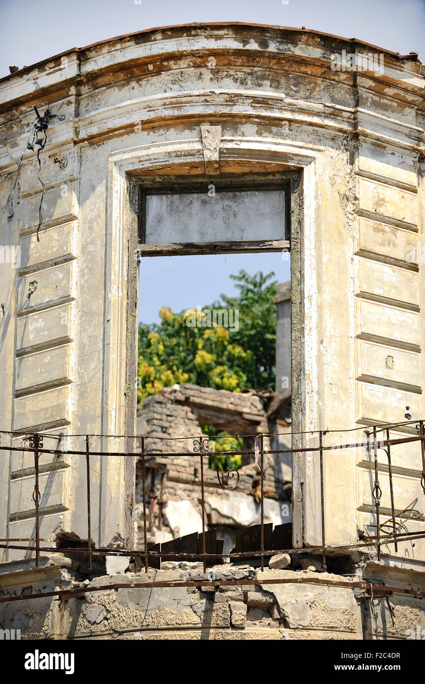 Architecture shot with the facade of a house in ruins Stock Photo - Alamy