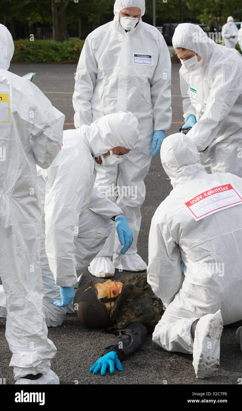 Berlin, Germany. 16th Sep, 2015. Members of the police criminal ...