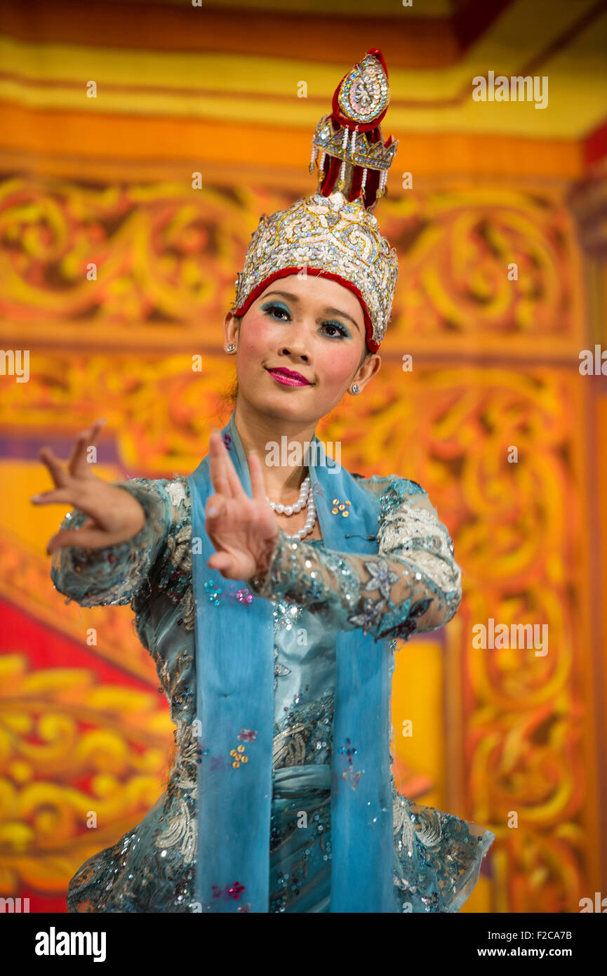 Traditional myanmar dance hi-res stock photography and images - Alamy