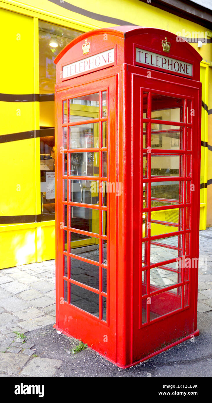 Traditional telephone booth hi-res stock photography and images - Alamy