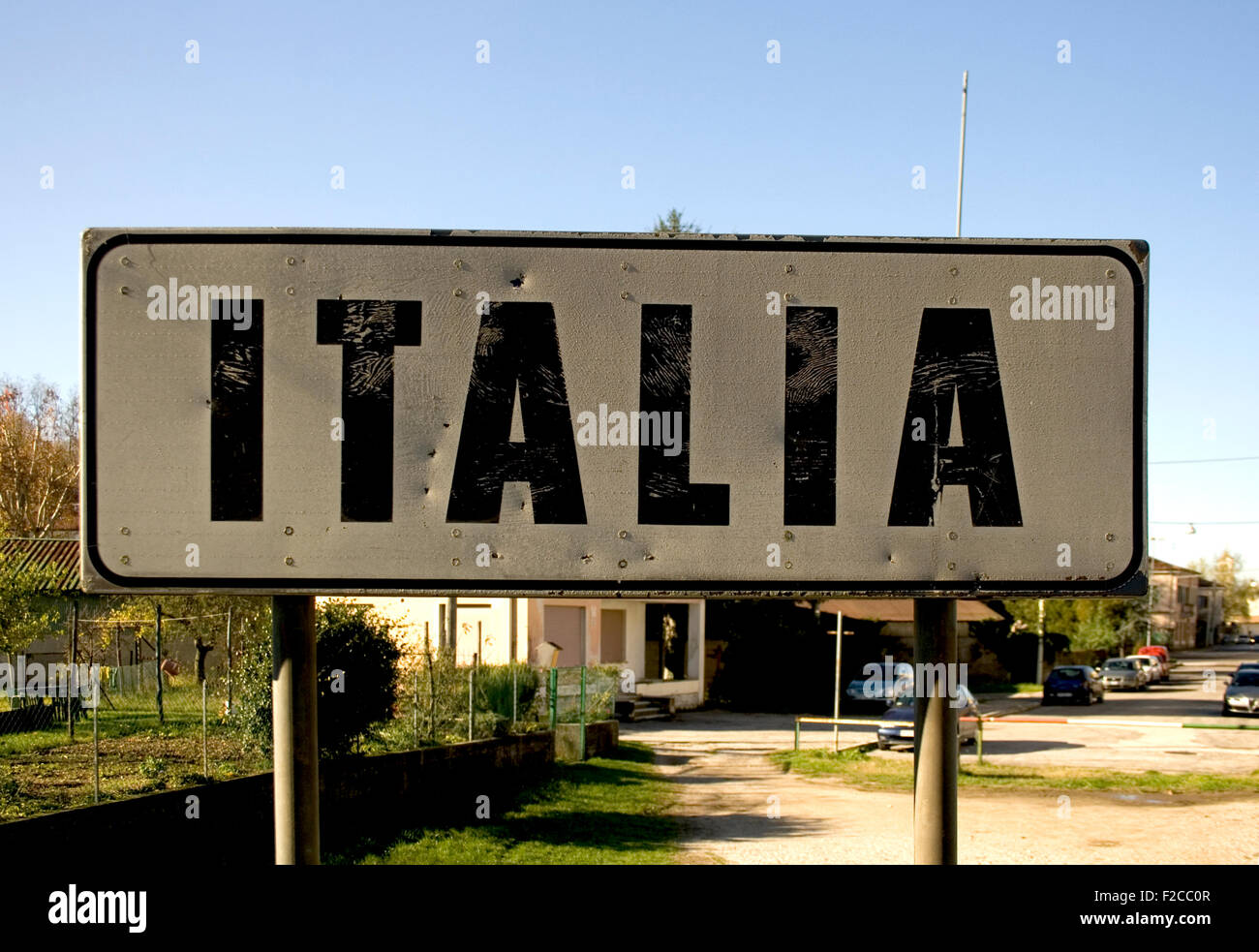 Italian road signal - border line signal Stock Photo - Alamy