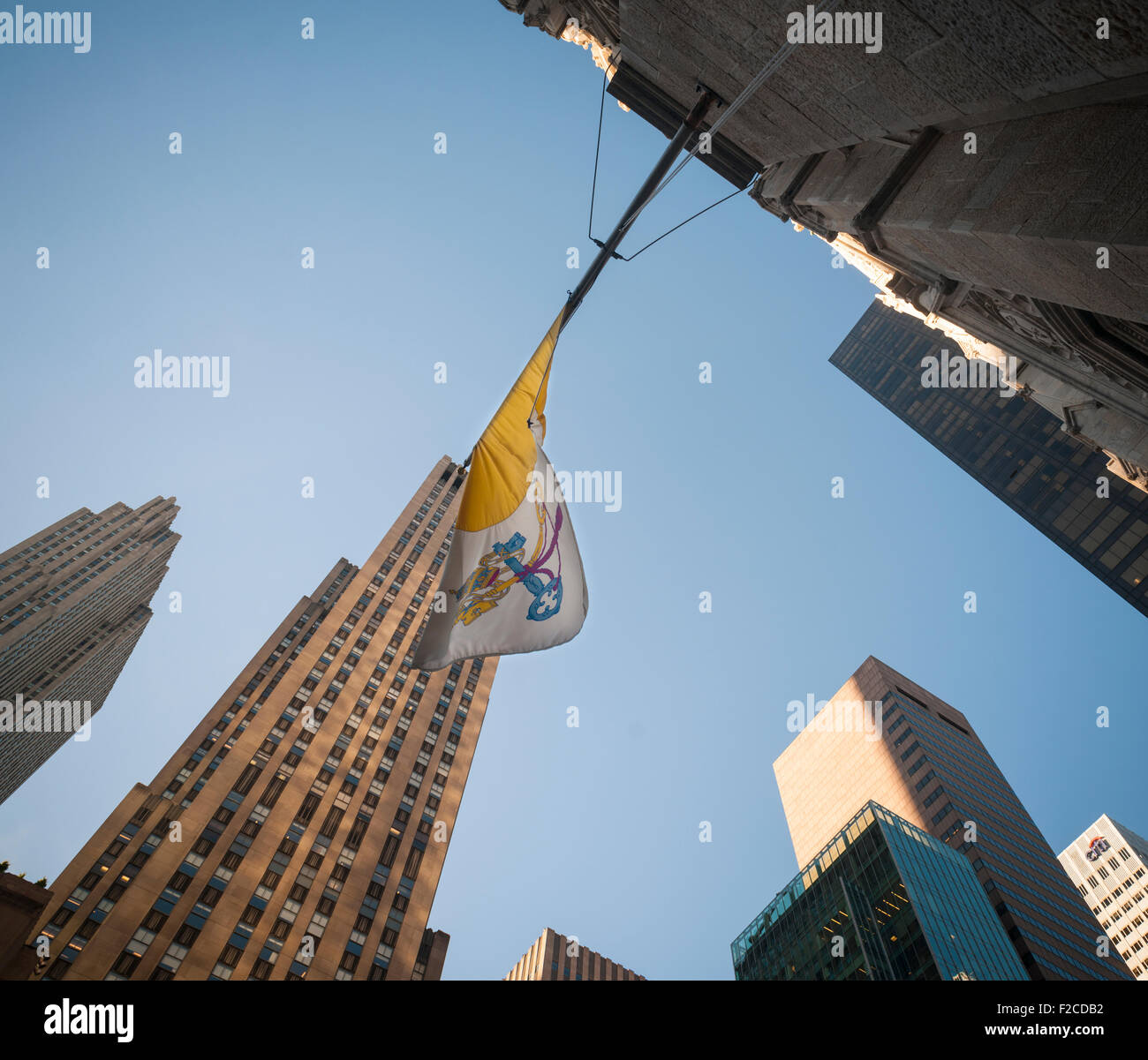 New York, USA. 16th Sep, 2015. The Papal flag flies over St. Patrick's ...