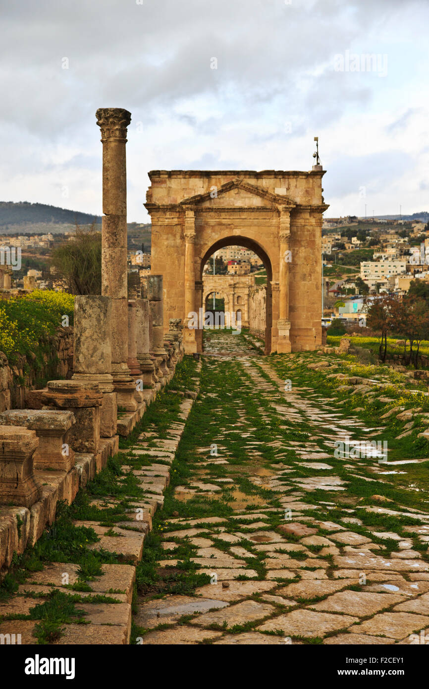 Hadrian's wall in Jerash, Jordan Stock Photo - Alamy