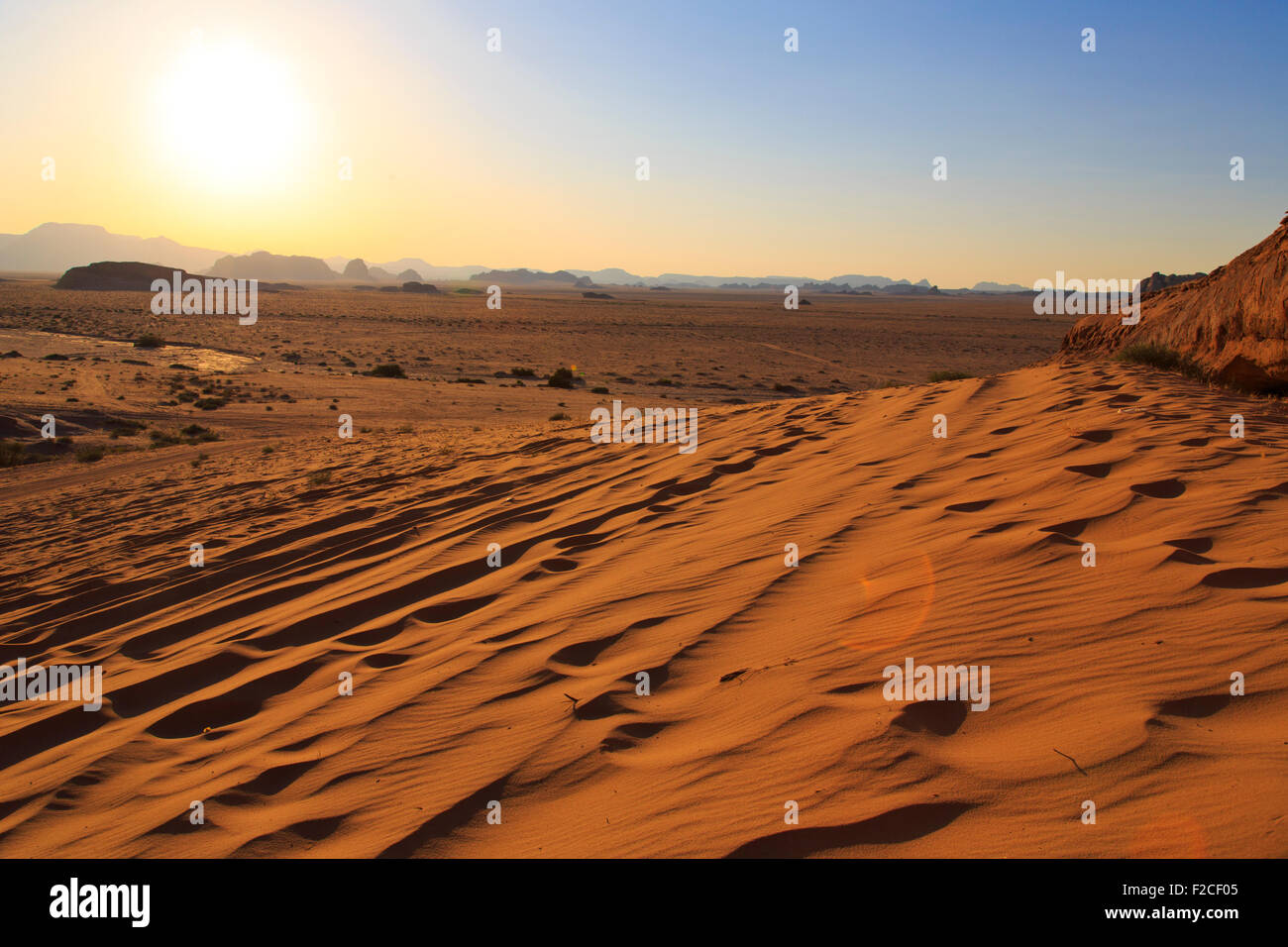 Saudi arabia desert hi-res stock photography and images - Alamy