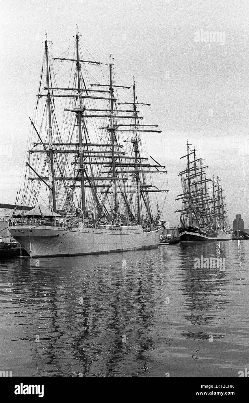 Ships of river mersey Black and White Stock Photos & Images - Alamy