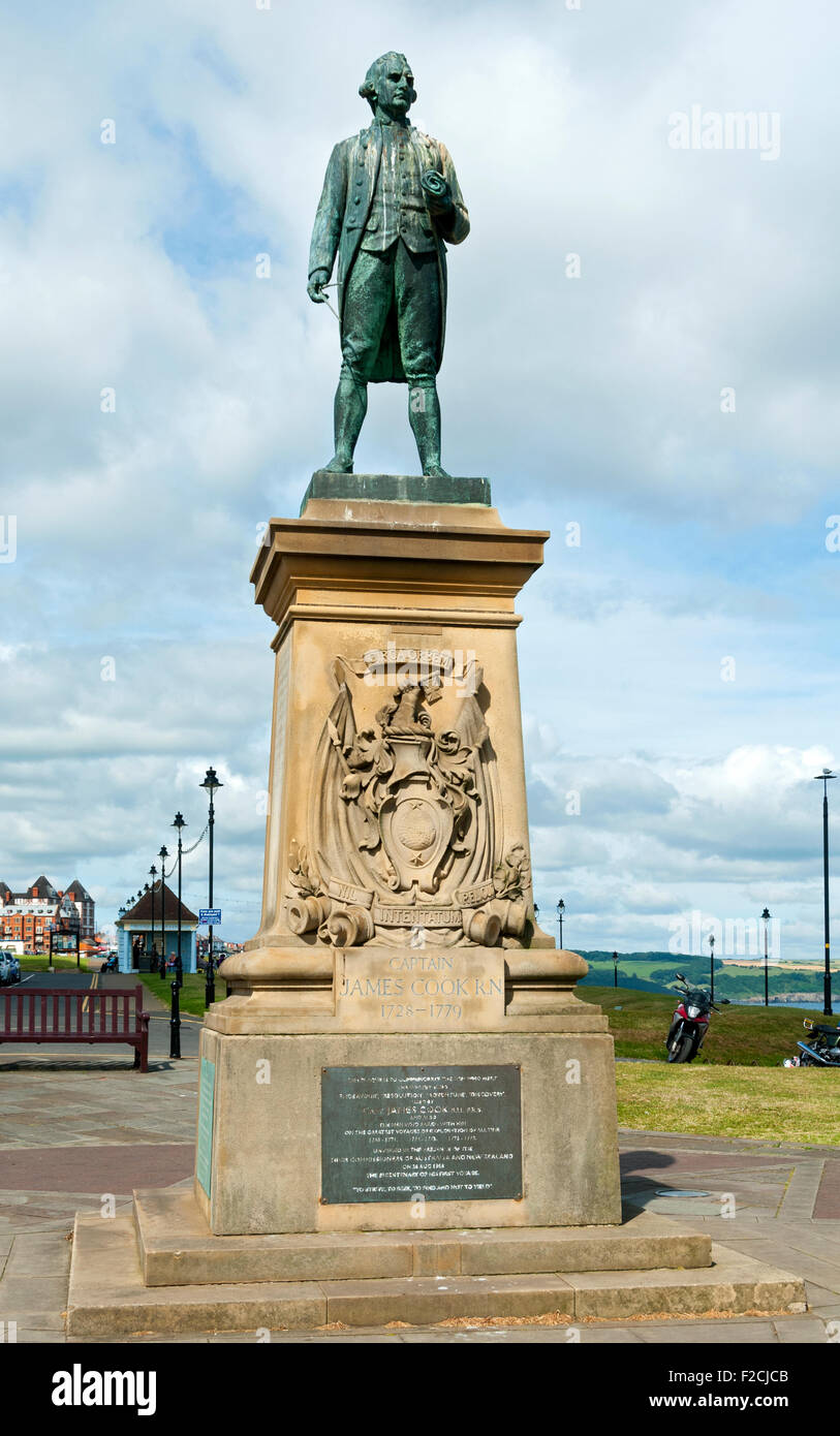 Whitby james cook statue hi-res stock photography and images - Alamy