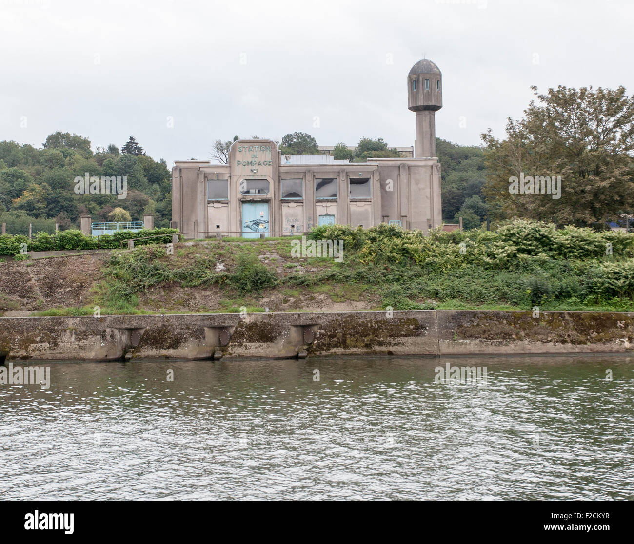 River pump station hi-res stock photography and images - Alamy