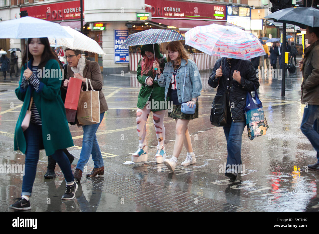 London in the rain hi-res stock photography and images - Alamy