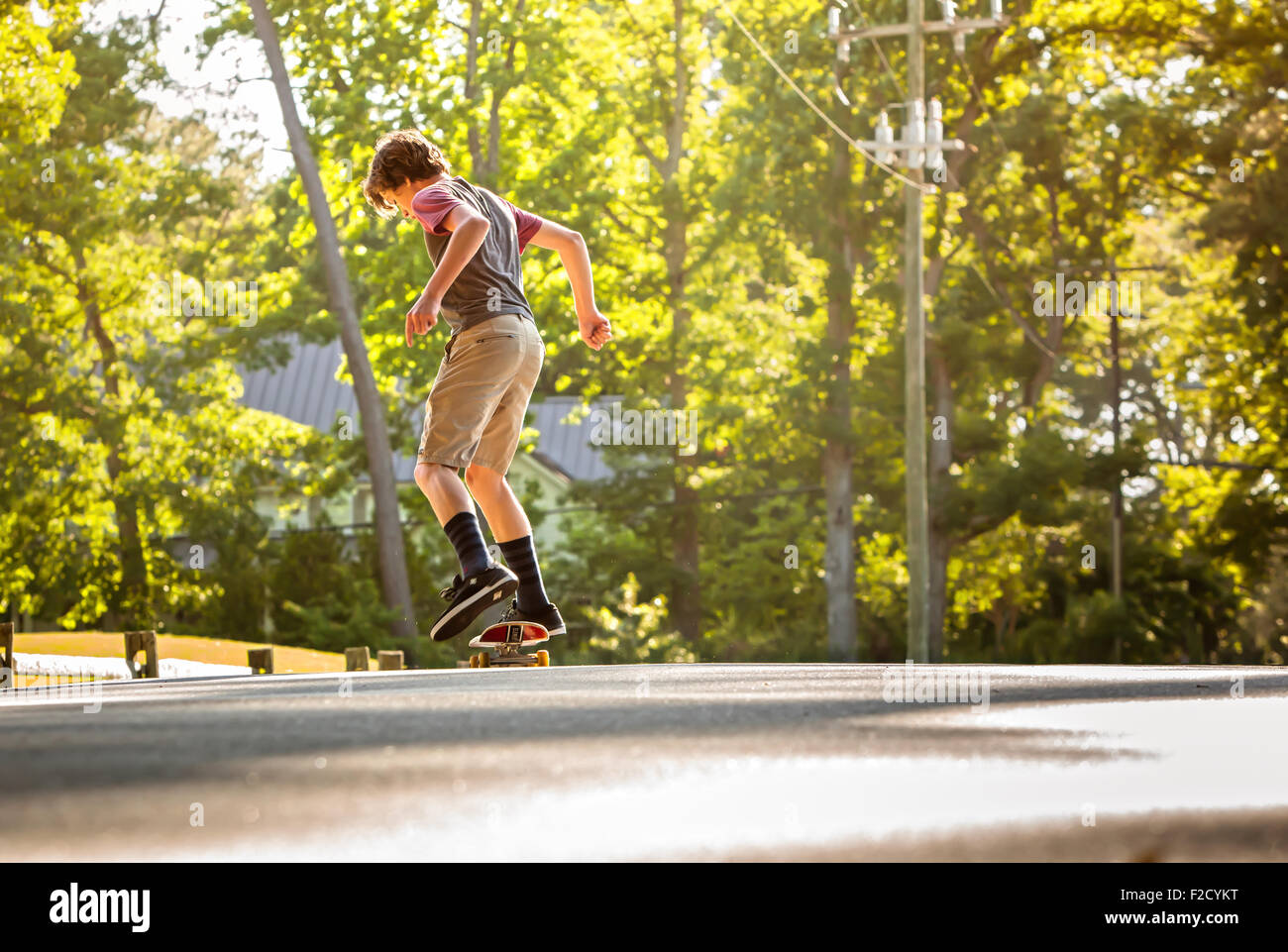Boy skateboarding hi-res stock photography and images - Alamy