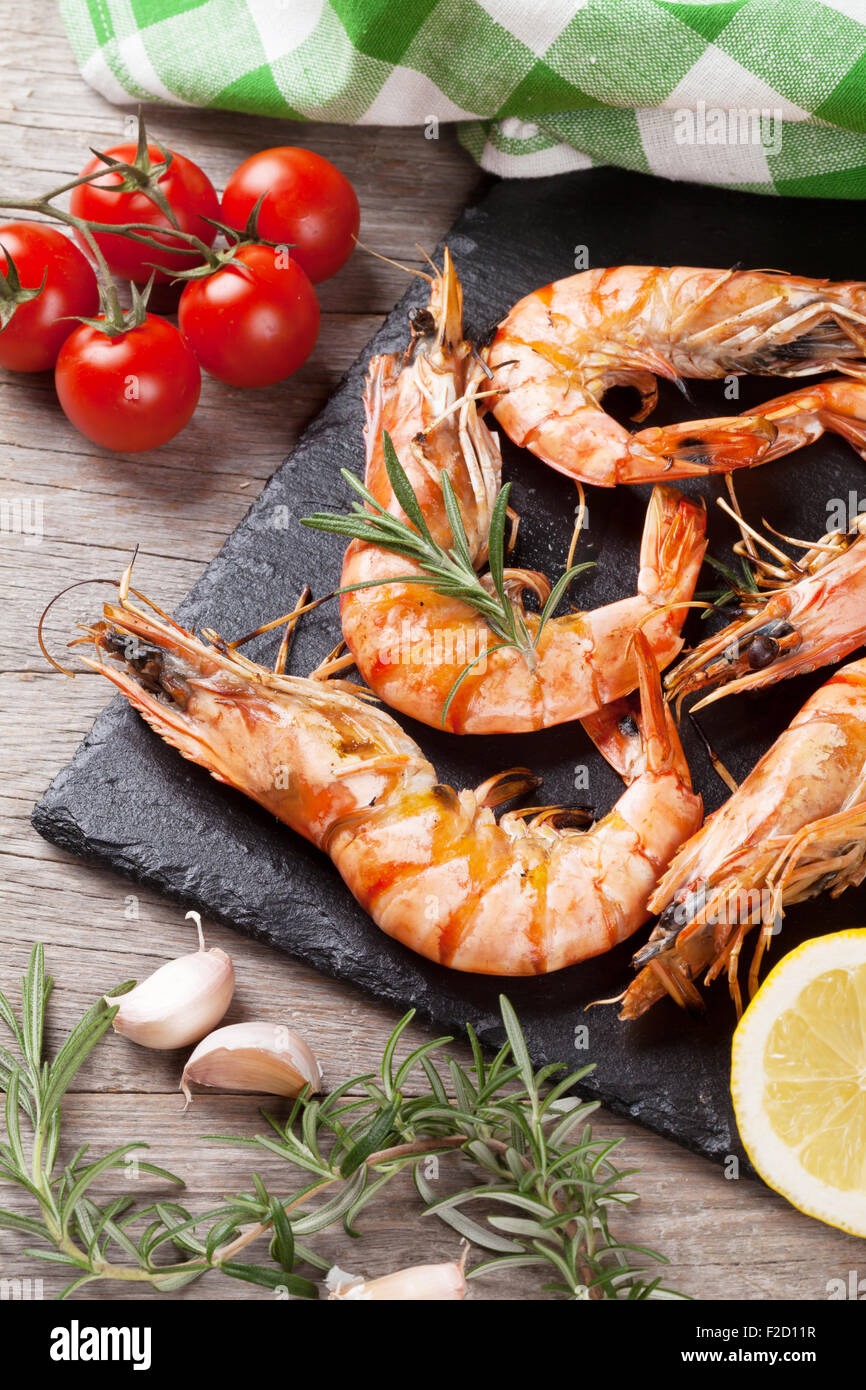Grilled shrimps on stone plate over wooden table Stock Photo - Alamy