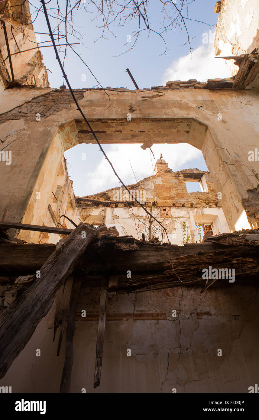 View of demolished house with rubble and cracked wall Stock Photo - Alamy