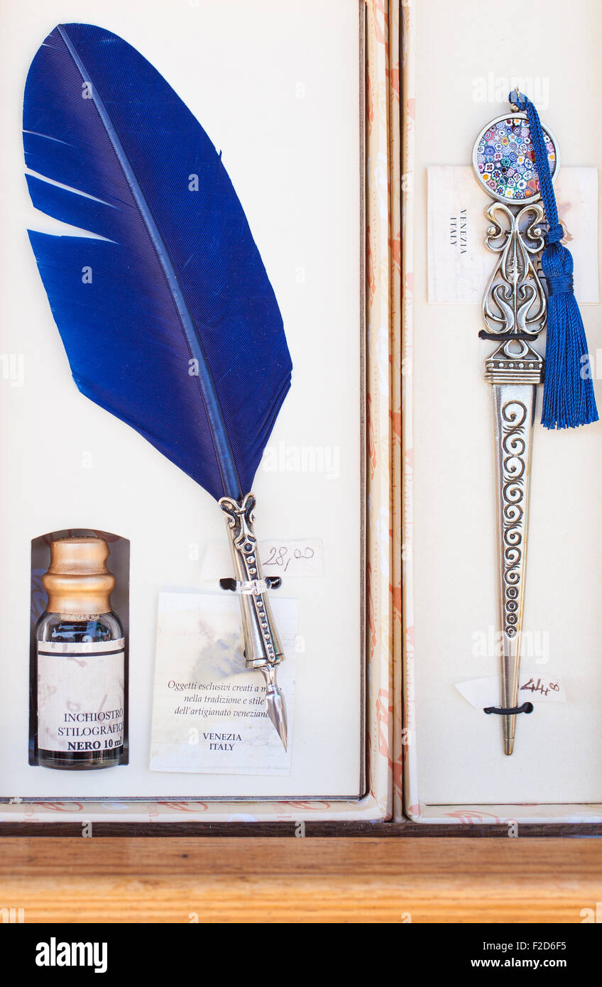 Close up of old feather pen with ink well Stock Photo - Alamy