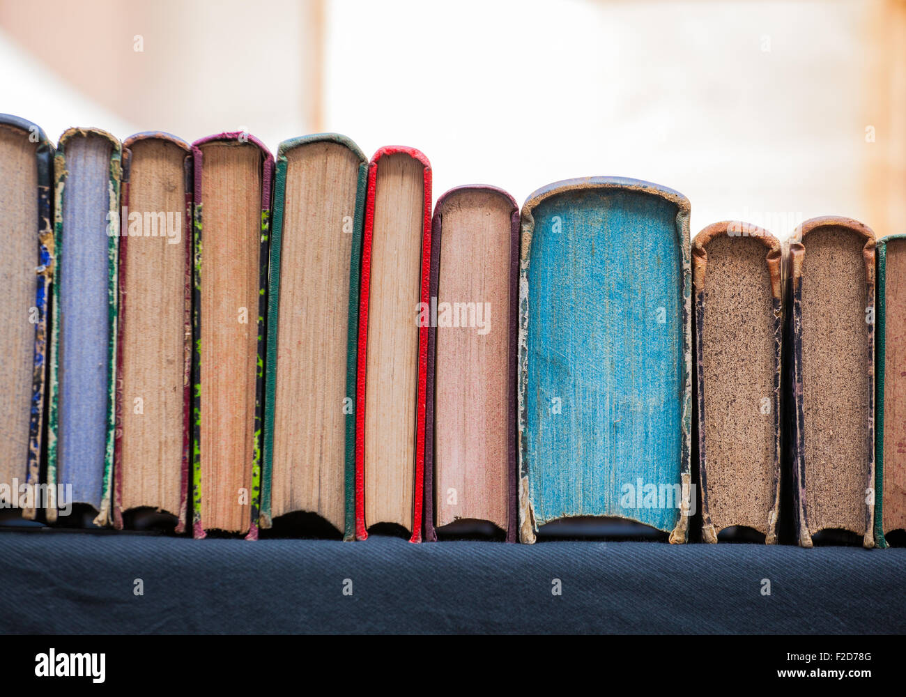 Old books market hi-res stock photography and images - Alamy