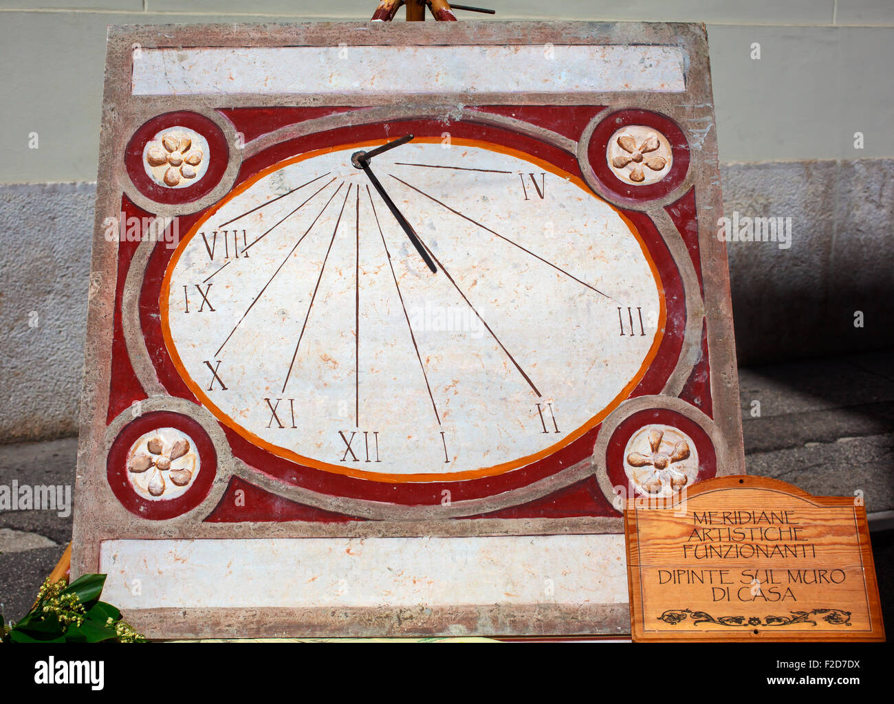 Sundial clock hi-res stock photography and images - Alamy