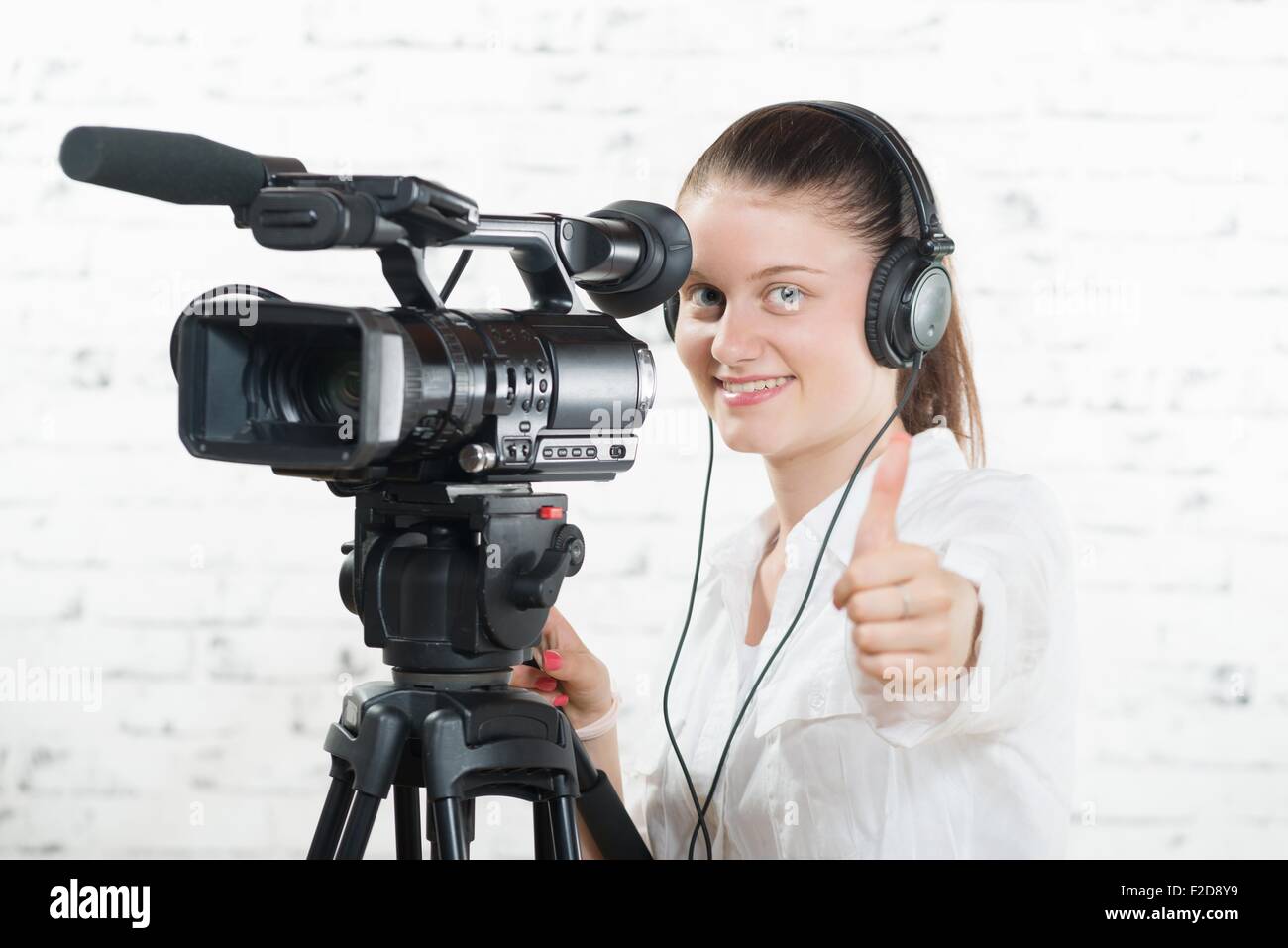 a pretty young woman with a professional camera Stock Photo - Alamy