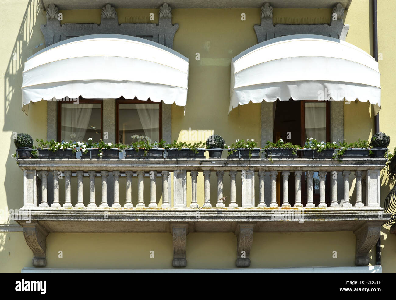 Italian balcony hi-res stock photography and images - Alamy