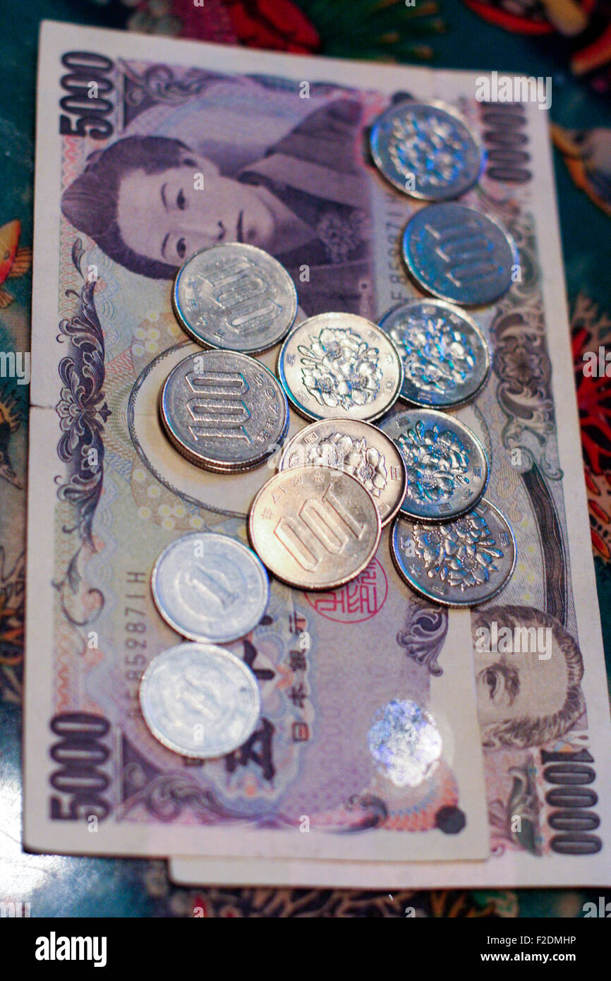 Japanese money paper and coins portrait Stock Photo - Alamy