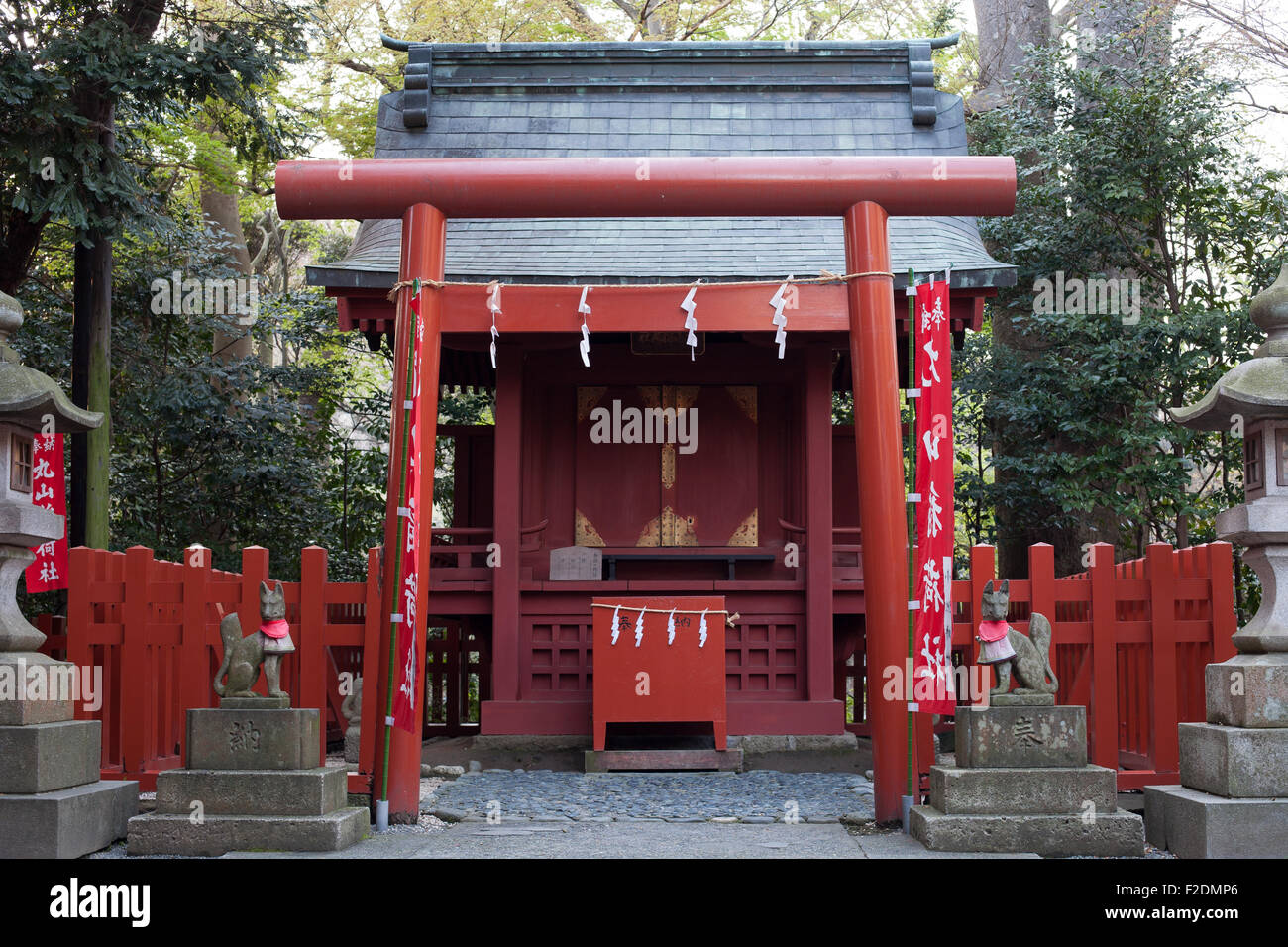 Red temple shrine hi-res stock photography and images - Alamy