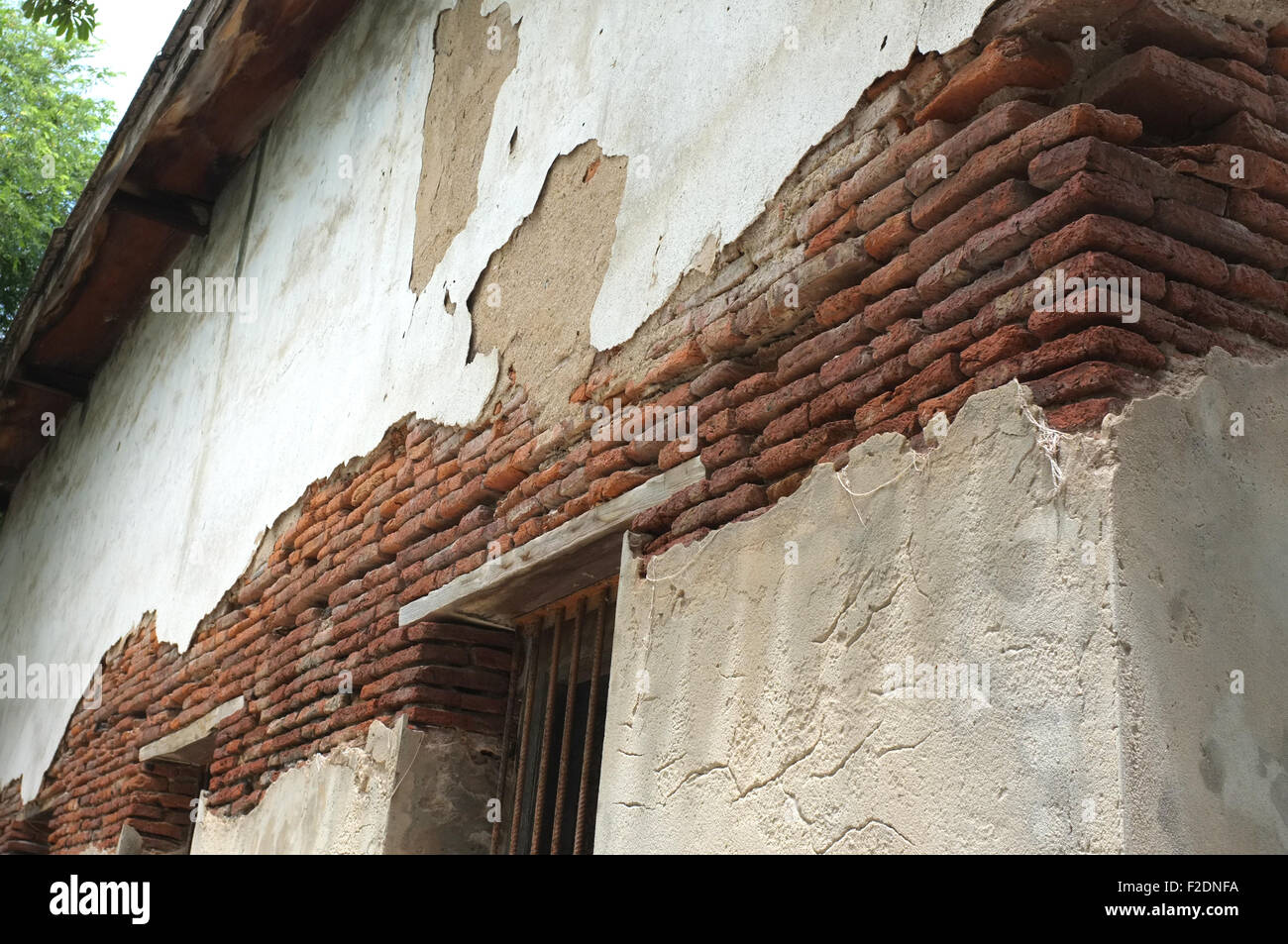 Destroyed concrete and brick wall on old building Stock Photo - Alamy
