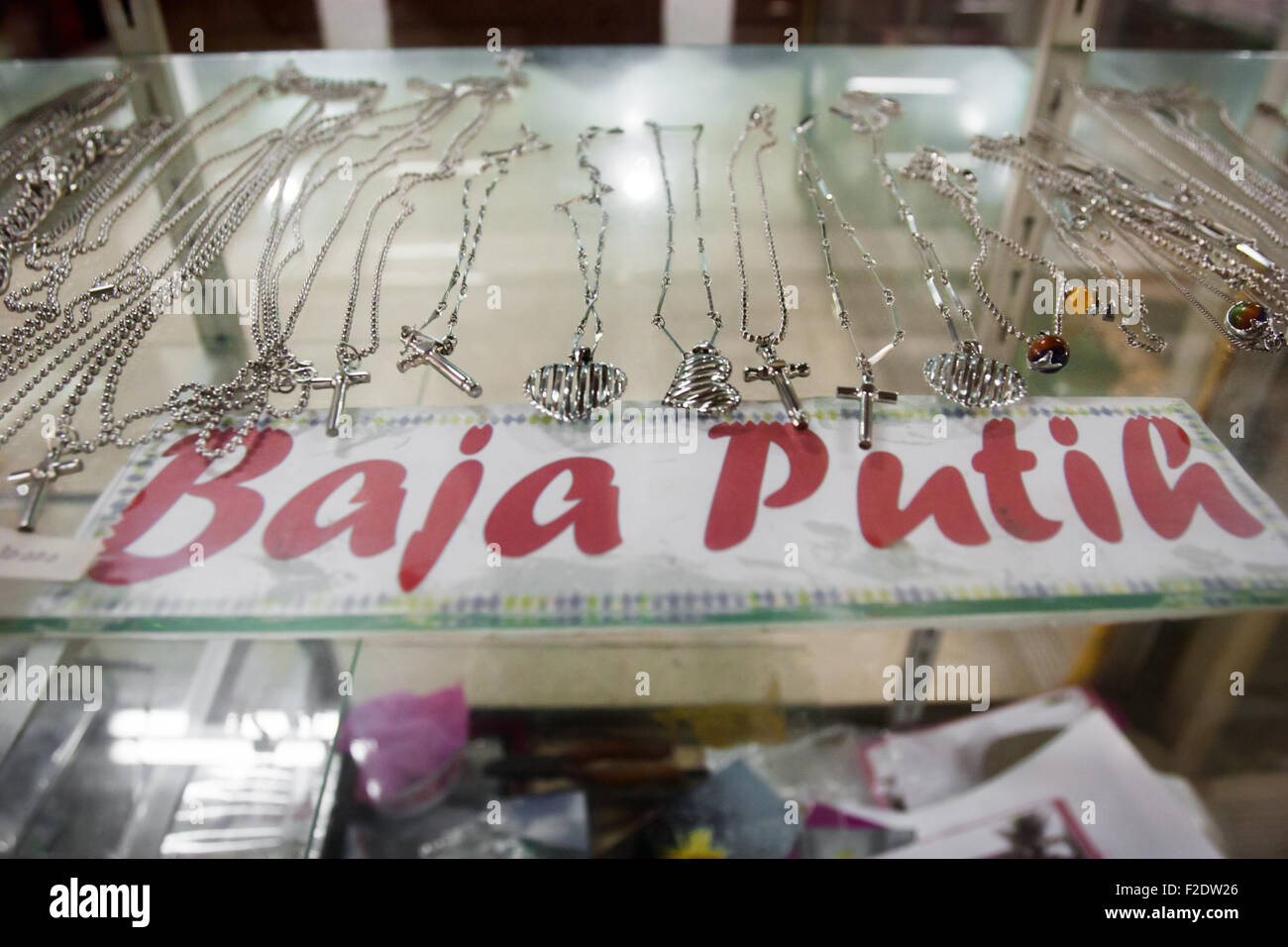 White steel necklaces hi-res stock photography and images - Alamy