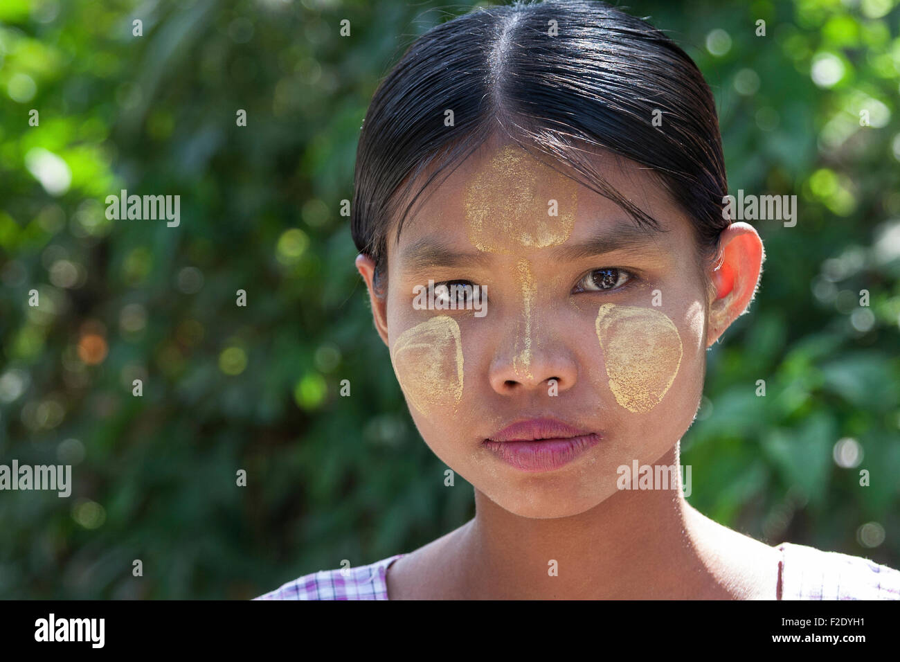 Thanaka myanmar woman hi-res stock photography and images - Alamy
