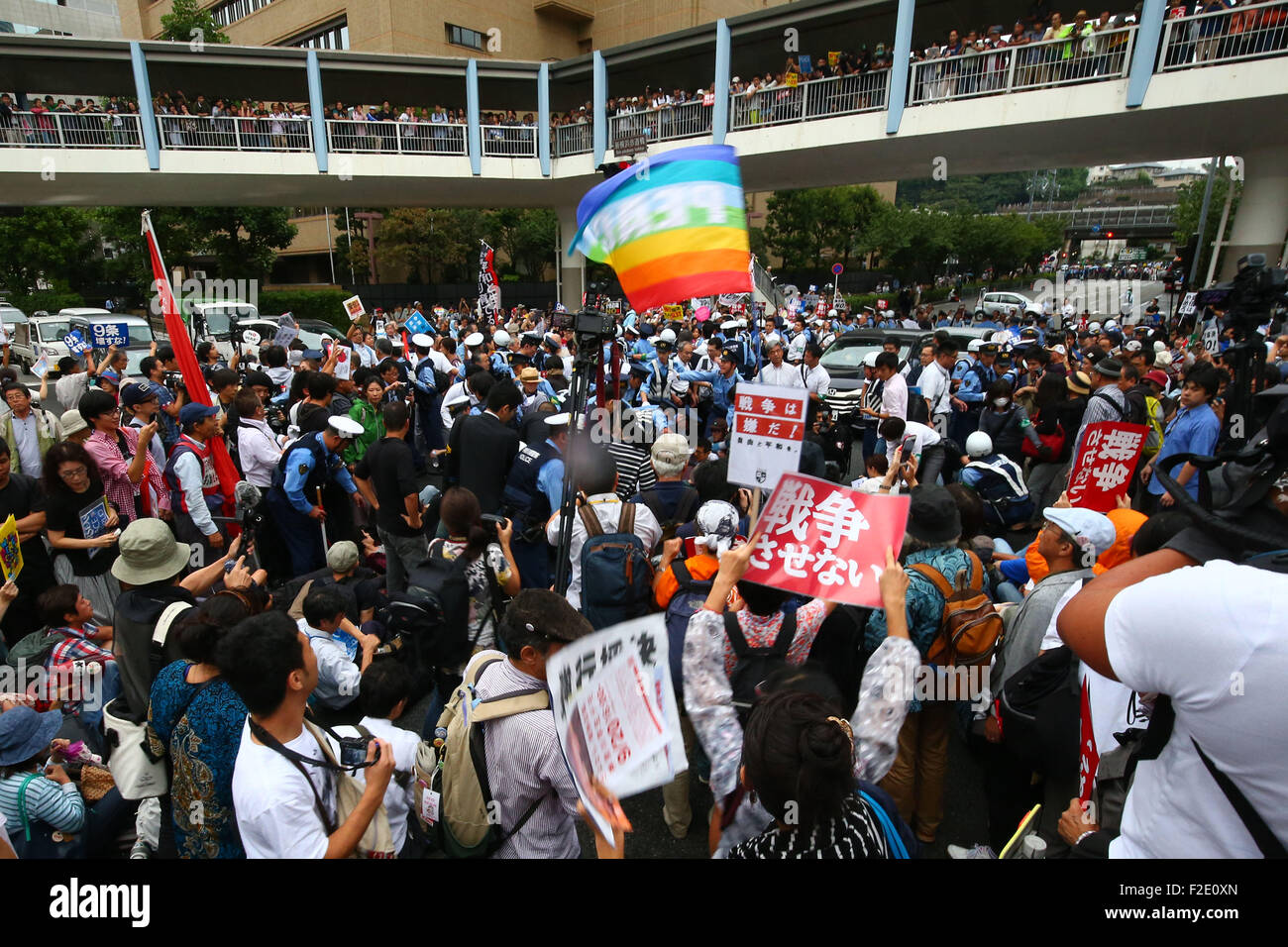 People protest against Japanese Prime Minister Shinzo Abe's ...