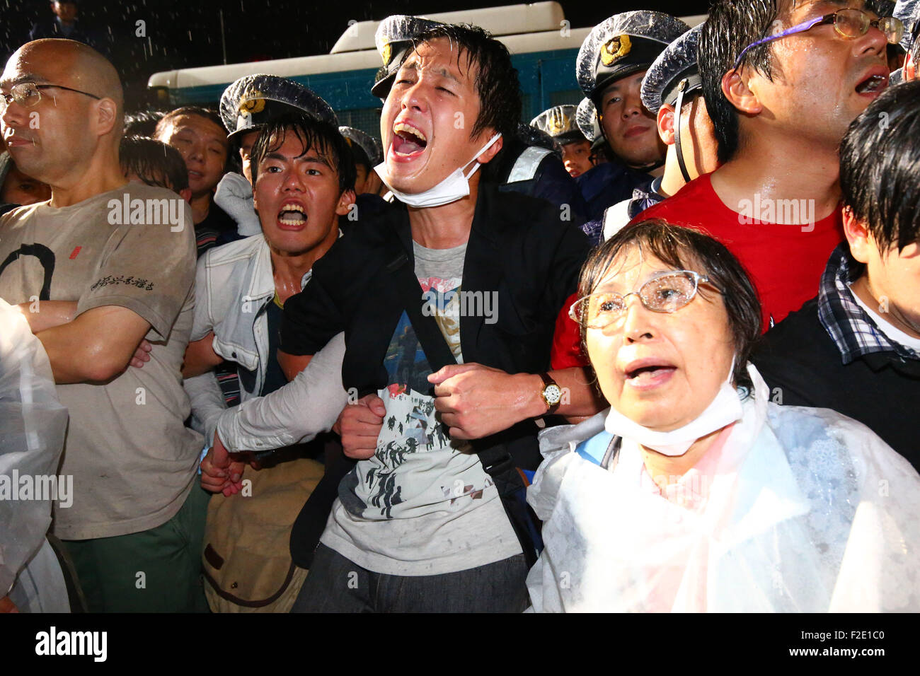 Tokyo, Japan. 16th Sep, 2015. Protestors face off against the police ...