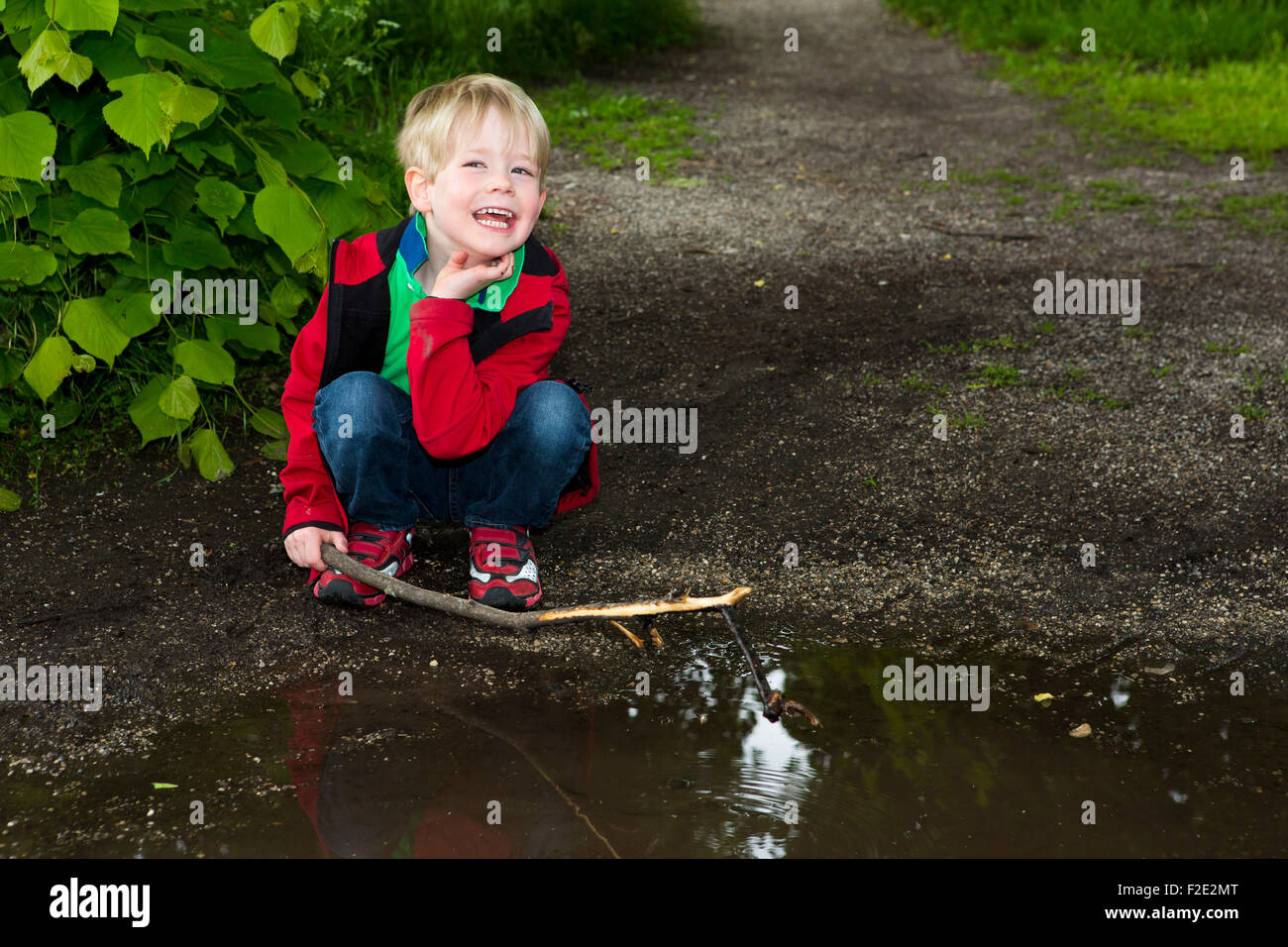 Children playing puddle hi-res stock photography and images - Alamy