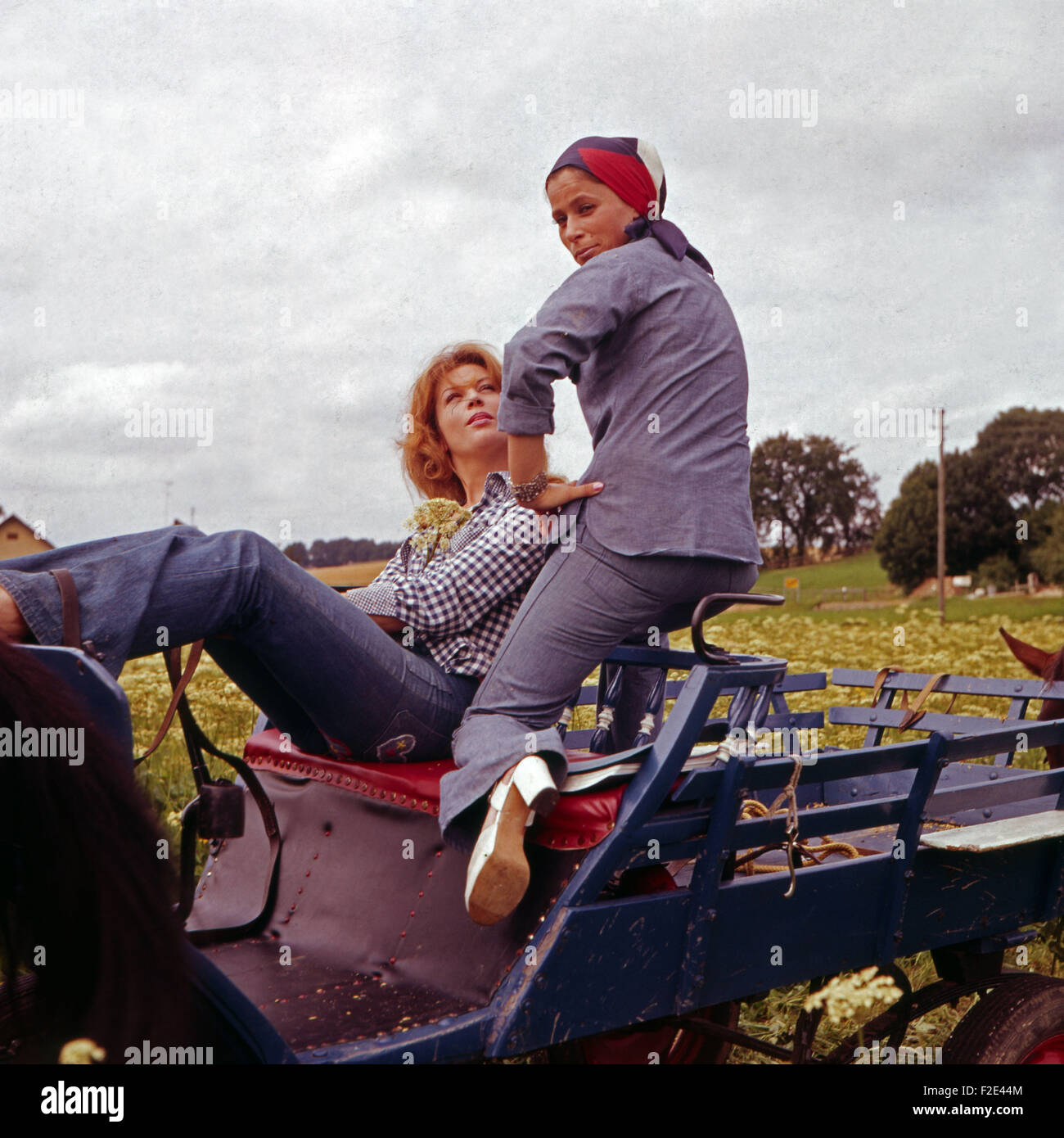 Schauspielerinnen Anke Syring (links) und Nadia Henkowa auf einer ...