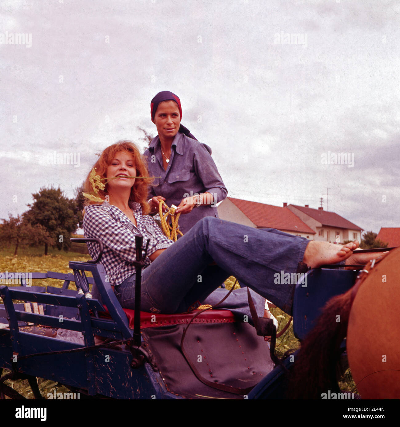 Schauspielerinnen Anke Syring (links) und Nadia Henkowa auf einer ...
